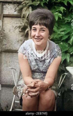 Die deutsche Schlagersängerin Renee Franke, auf der Terasse ...