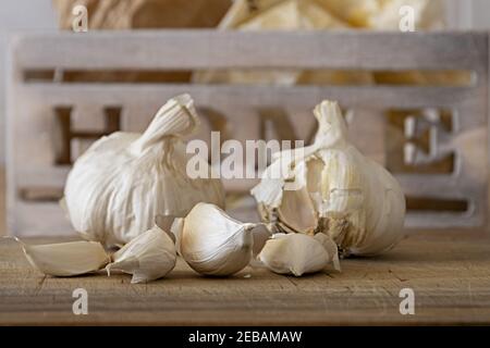 due teste di aglio bianco su tagliere Stock Photo - Alamy