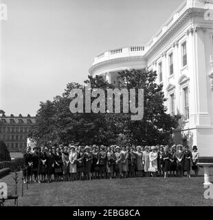 An unidentified United States Secret Service agent speaks with US ...
