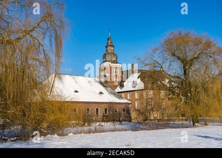 Das verschneite Schloss Sandfort im Winter, Olfen, Münsterland ...