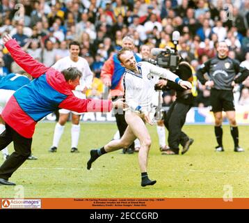STREAKER AT ELLAND ROAD LEEDS UNITED V MIDDLESBROUGH 08 May 1997 Stock ...
