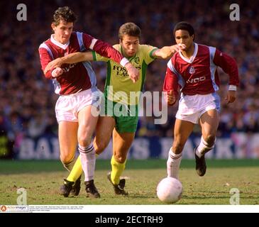 TONY GALE, WEST HAM UNITED FC, , 1985 Stock Photo - Alamy