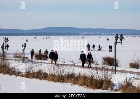 14 February 2021, Lower Saxony, Steinhude: People are walking on the ...