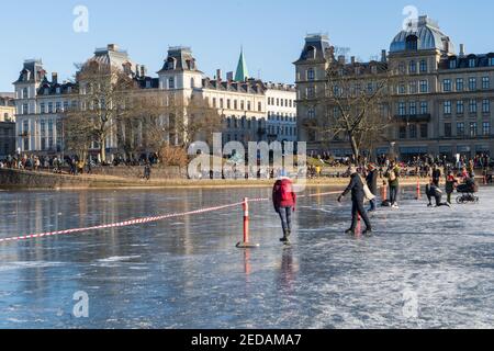Crowds enjoying Copenhagen's frozen lakes Stock Photo - Alamy