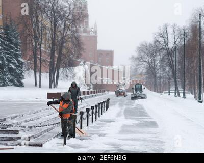 Russia, Moscow. A utility worker shovels the snow Stock Photo - Alamy