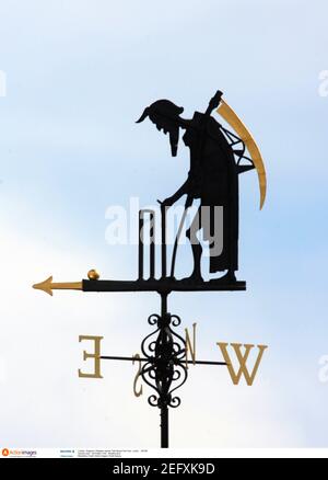 OLD FATHER TIME - LORDS PAKISTAN V AUSTRALIA 20 June 1999 Stock Photo ...