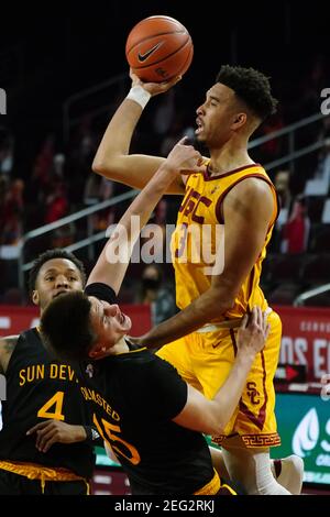 Southern California forward Isaiah Mobley (3) drives for the basket as ...