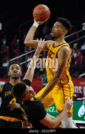 Southern California forward Isaiah Mobley (3) drives for the basket as ...