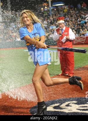 Sports Illustrated model Hannah Davis plays against the Celebrity Chefs ...