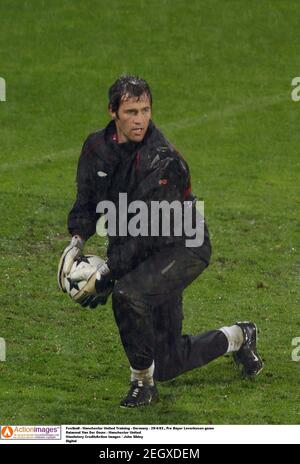RAIMOND VAN DER GOUW MANCHESTER UNITED FC 06 May 2000 Stock Photo - Alamy