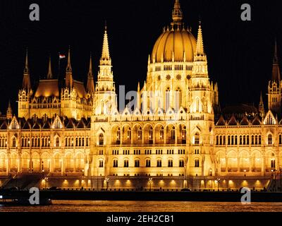 Incredible front view of the illuminated Hungarian Parliament Building ...