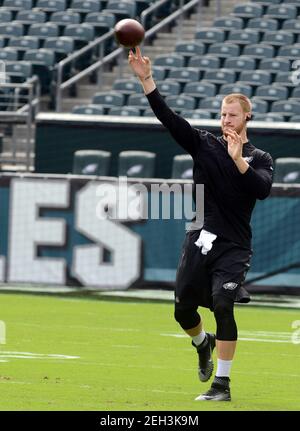 FILE - Philadelphia Eagles wide receiver Cris Carter catches a ...