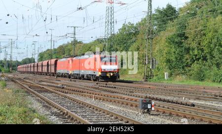 Pair of DB Class 189 EuroSprinter electric locomotives with ore wagons ...