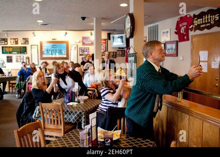Patrons at Smity's restaurant in in Elryia, Ohio take pictures of ...