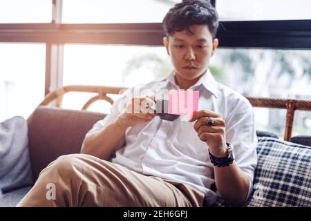 Businessman hold sticky notes reminder schedule for organizing plan at ...