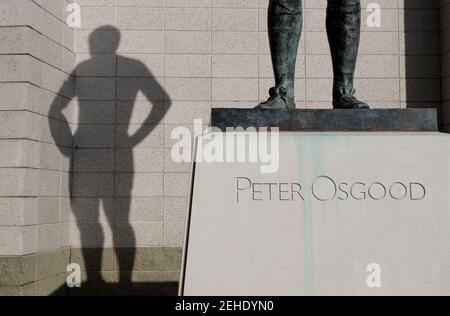 Statue of Peter Osgood at Chelsea Football Club, London Stock Photo - Alamy
