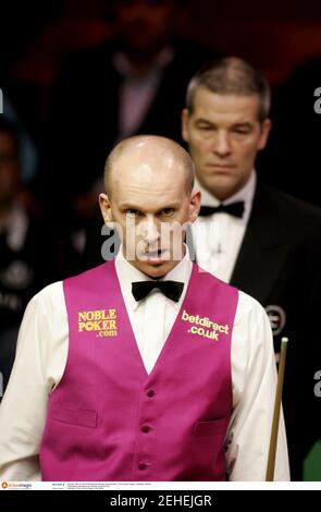JAN VERHAAS SNOOKER REFEREE CRUCIBLE THEATRE SHEFFIELD ENGLAND 23 April ...