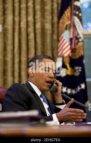 President Barack Obama talks on the phone in the Oval Office 1/27/09 ...