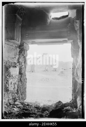 Palmyra (Tadmor). Distant view of Turkish castle Stock Photo - Alamy