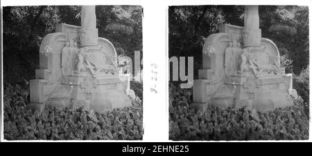 Part baixa d'una creu que mostra una nova escena de la Passió de Crist ...