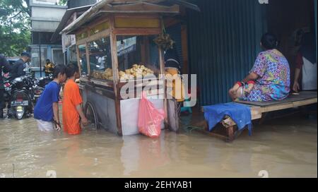 Jakarta, Banten, indonesia. 20th Feb, 2021. Rescue team units evacuate ...