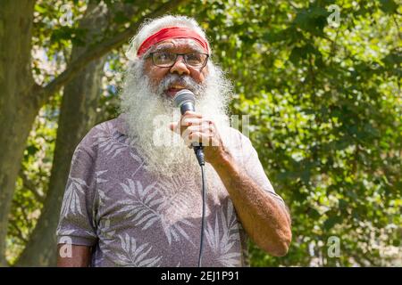 Australian aboriginal elder Uncle Max Eulo performing a ceremony Stock ...