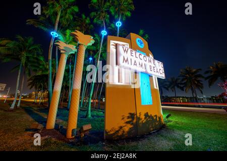 Miami beach night sign. Miami Beach welcome sign Stock Photo - Alamy