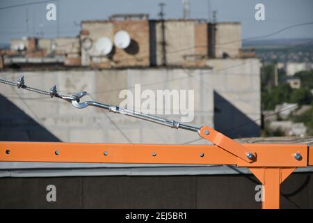 Rope lockers in rear beam of suspended wire rope platform for facade ...
