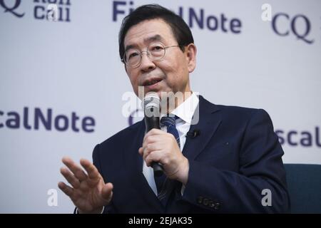 UNITED STATES - JANUARY 13: Seoul Mayor Park Won-soon, left, and ...