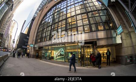 Tiffany & Co flagship store at the corner of Fifth Avenue and 57th ...