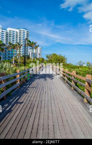 Wooden miami beach boardwalk, Florida Stock Photo - Alamy
