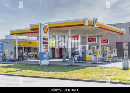 ALPHEN AD RIJN 07-05-2020, Goedkoop tanken in Nederland. Tango ...