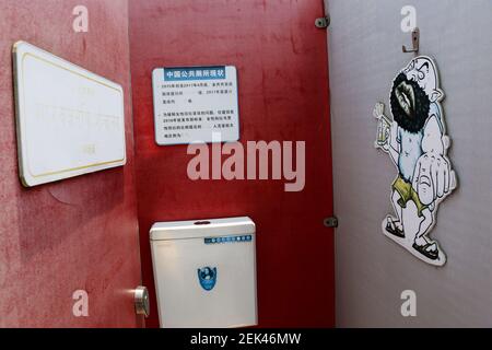 SIchuanï¼ŒCHINA-Residents go to the toilet on a pedestrian bridge 6 ...