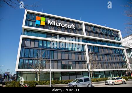 Der SItz des amerikanischen Technologieriesen Microsoft in München ...