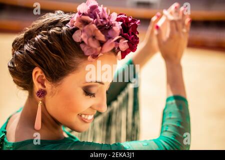 Clapping hands of a young Spanish flamenco dancer Stock Photo - Alamy