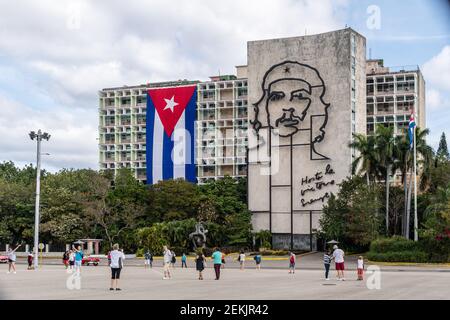 Cuban flag and sculpture of Che Guevara in MININT building, Havana ...