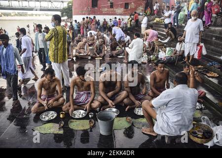 Hindu devotees are performing Tarpan on the very last day of Prityi ...