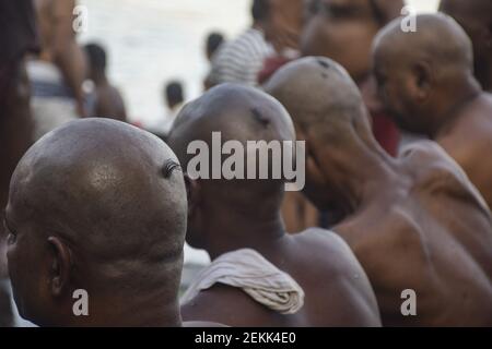 Hindu devotees are performing Tarpan on the very last day of Prityi ...