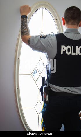 Police knocking on door Stock Photo - Alamy