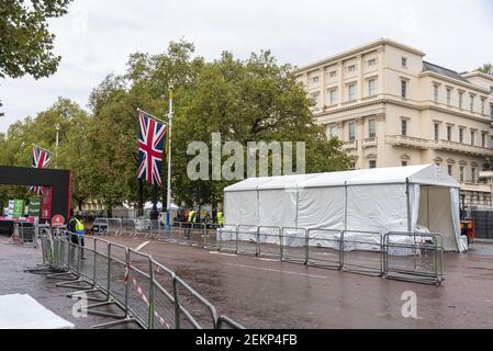 Runners at London Marathon Urinating in a Garage during the Race ...