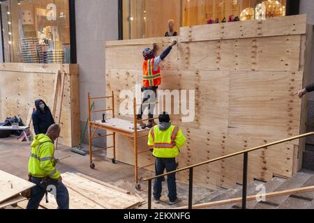 The Kate Spade Store in Rockefeller Plaza is an upscale designer ...