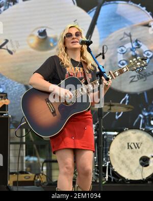 Elaina Kay (C) performs in concert during the River and Blues Festival ...