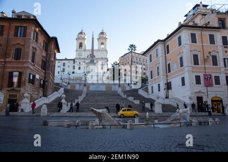 (11/22/2020) Tom Cruise on the set of the Spanish Steps in Rome to ...