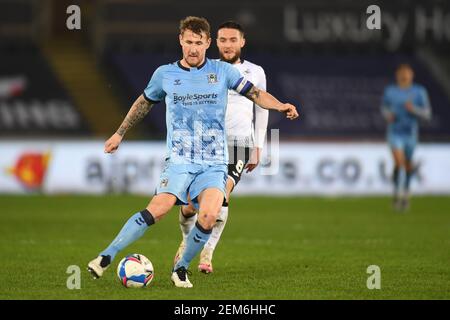 Matt Grimes (6 Coventry City) under pressure from Marcelino Núñez (32 ...