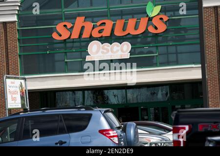 A logo sign outside of a Shaw's Supermarkets retail grocery store ...