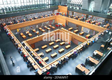 --FILE--Local residents read books at the National Library of China ...