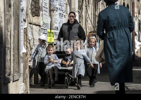 Jerusalem,Israel. An Ultra-Orthodox("Charedi") Jewish couple watch the ...