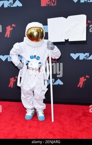 MTV Moon Man arriving on the red carpet at the 2019 MTV Video Music ...