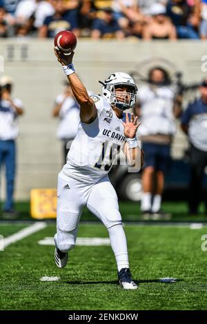 August 31, 2019: UC Davis Aggies quarterback Miles Hastings (7) drops ...