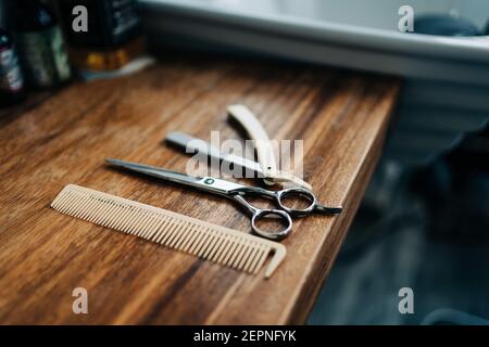 Straight razor, scissors and comb Stock Photo - Alamy